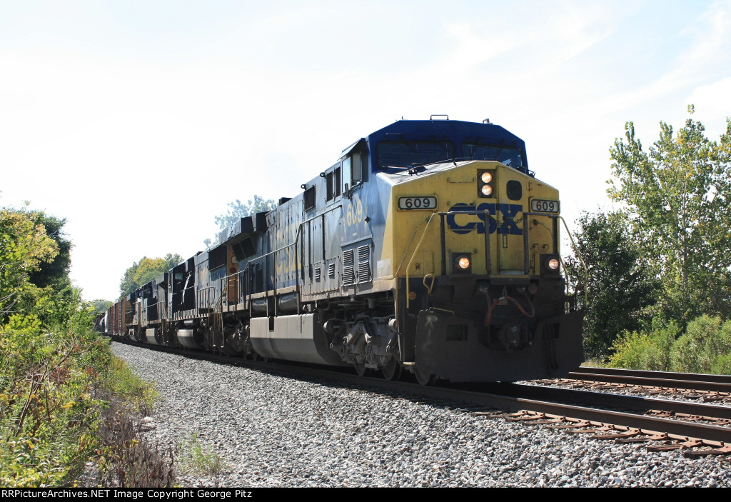 CSX 609 and train Q438